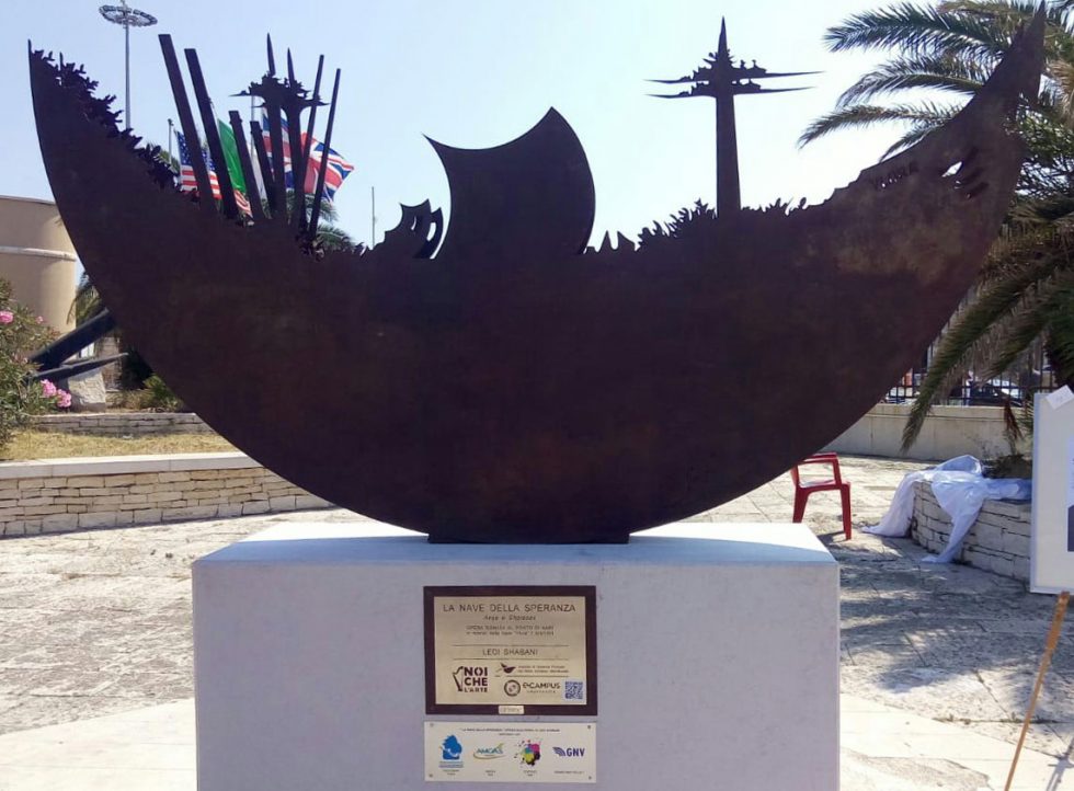 La "Nave della Speranza" a Bari, ricordando lo sbarco della Vlora ...